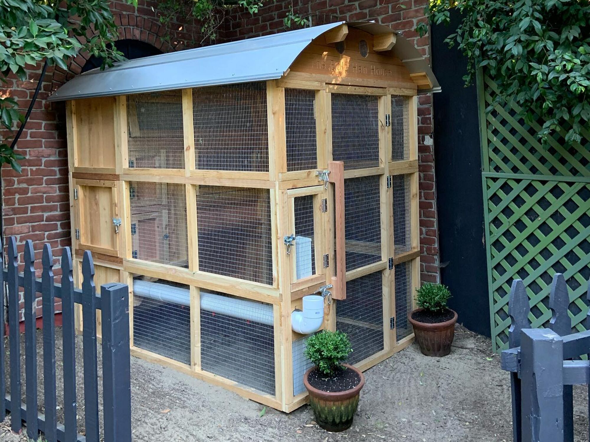 Round-Top Stand-Up Chicken Coop